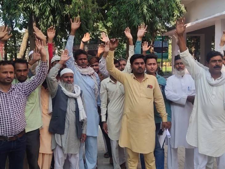 Villagers demonstrated at Kotwali Gate in Rampur, accusing police of ...