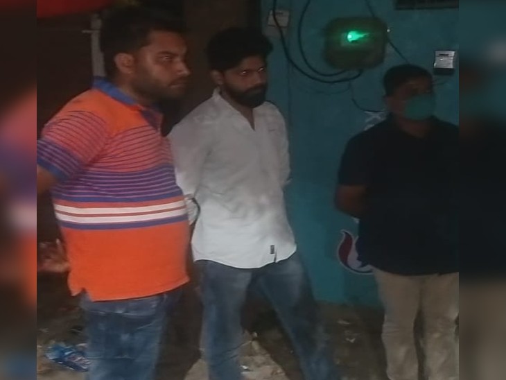 Sitting in a luxury car of 26 lakh rupees, bookies were feeding betting ...