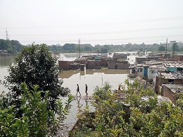 Flood water entered many areas of the city, water penetrated up to 6 ...