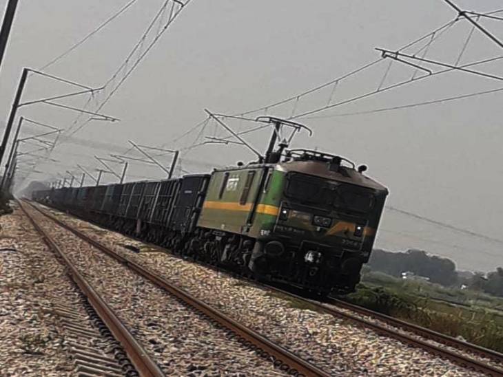 Broken train coupling between Parsipur and Kapsethi stations in ...