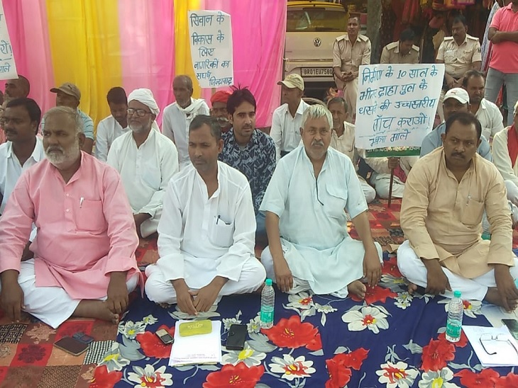 Male MLA sitting on dharna on Daha river bridge case | दाहा नदी पुल ...