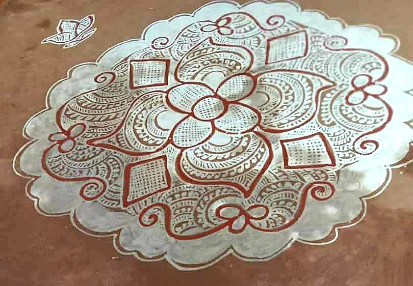 The Mandana tradition is still alive in the villages, a beautiful image ...