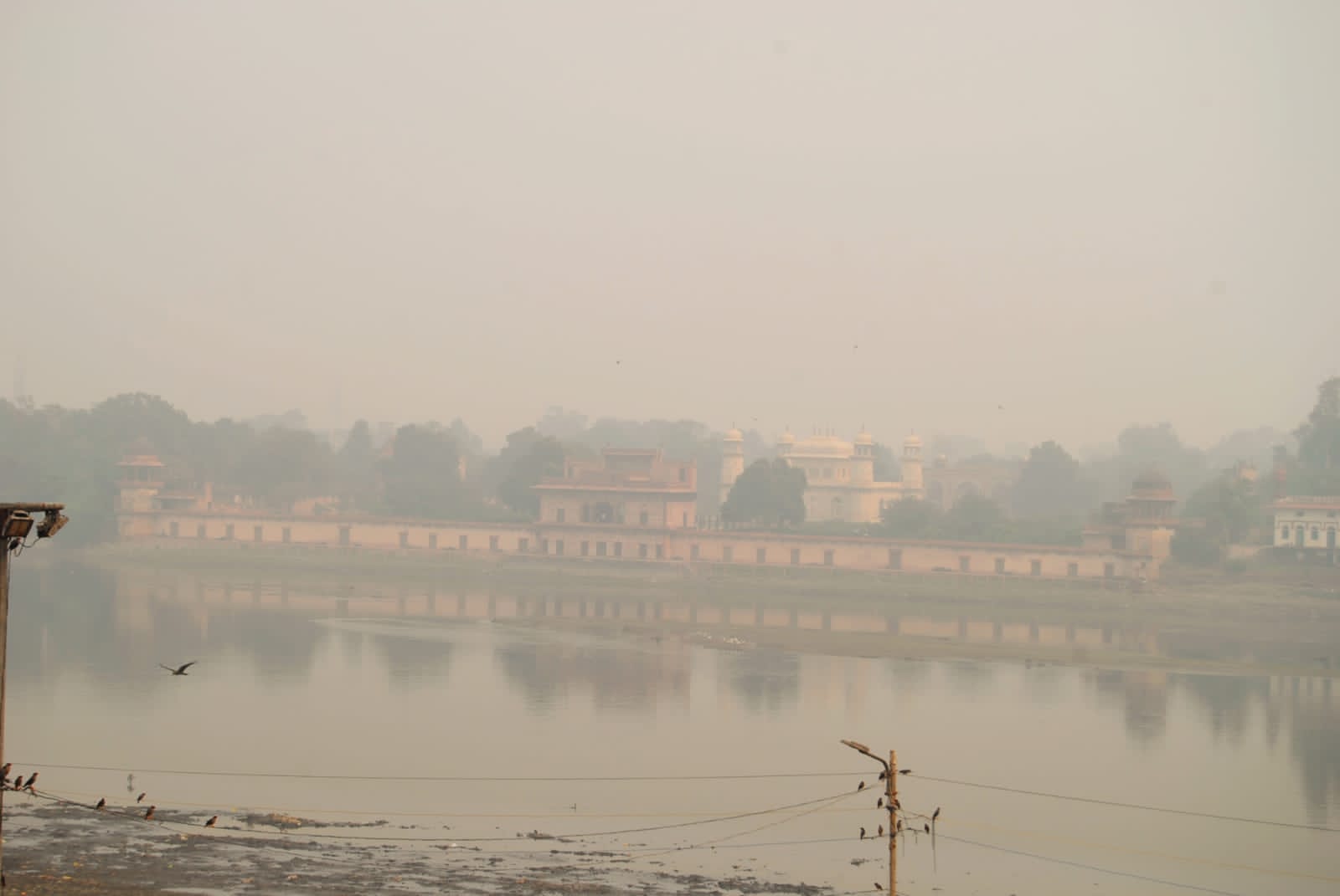 The Taj Mahal remained hazy even on Sunday, people troubled by burning ...