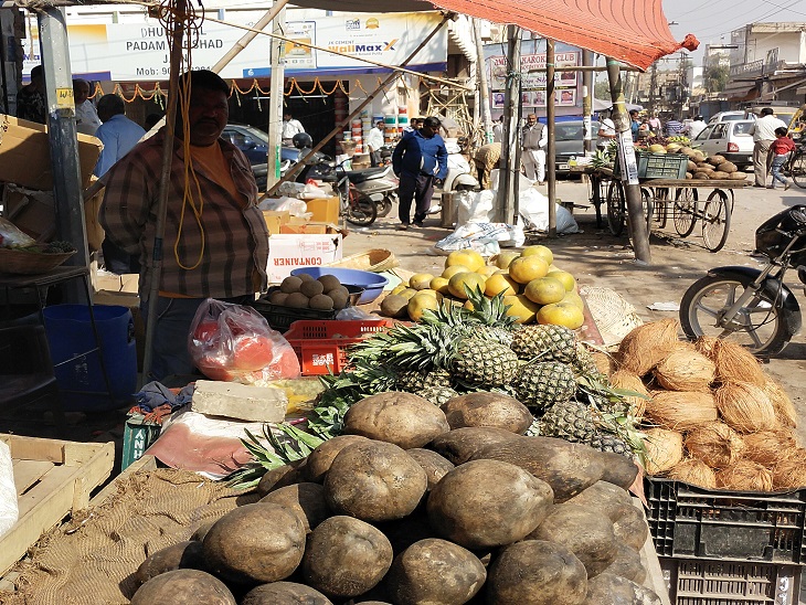 Fierce purchase of fruits and worship materials in markets including ...