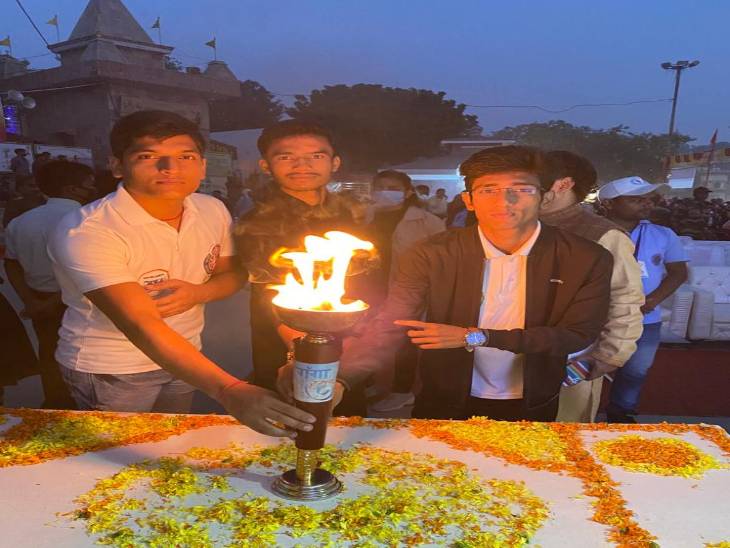 Soldiers launched a campaign on the ghats to clean water in Varanasi
