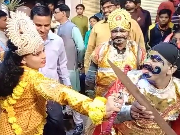 After the war of words between the gods and the demons, people beat ...