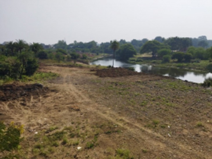 The land mafia leveled about one bigha of land from JCB by pouring soil ...