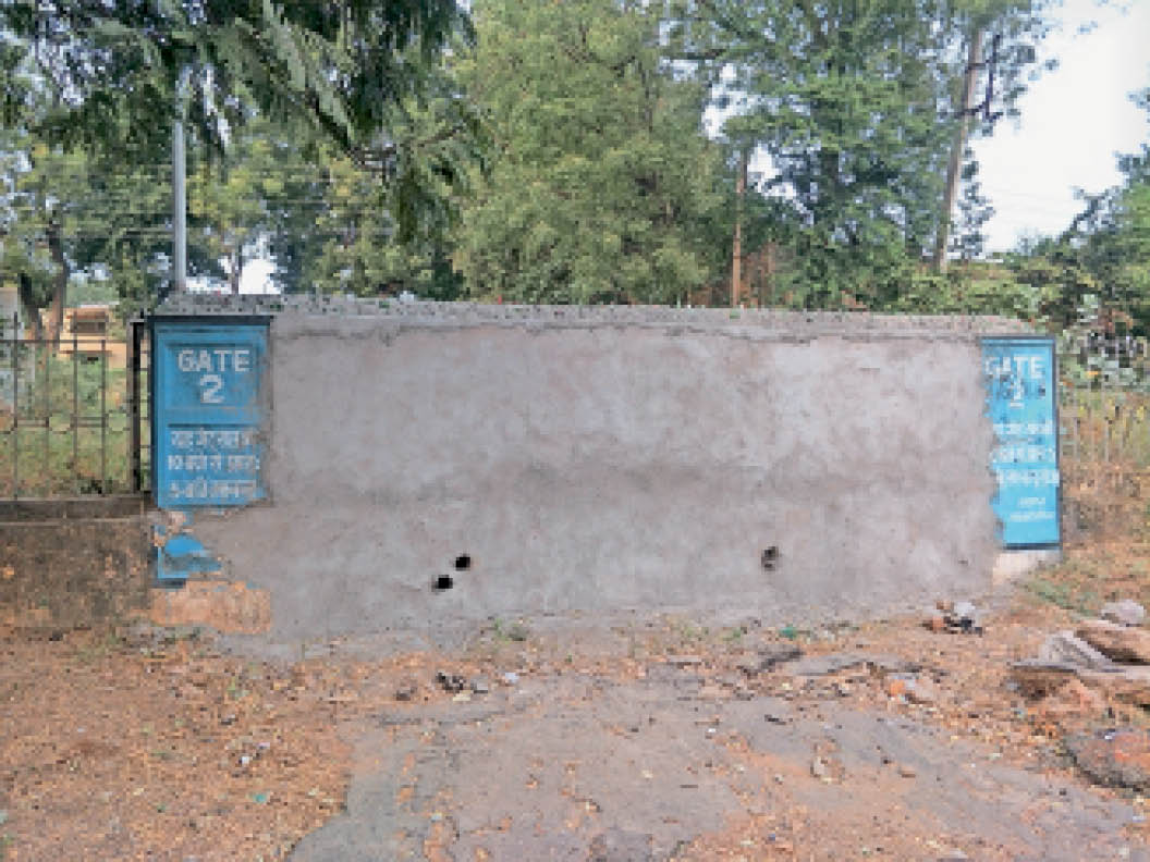 On closing the Gate-3 of Mahi Colony, the court asked SE: Why was the ...