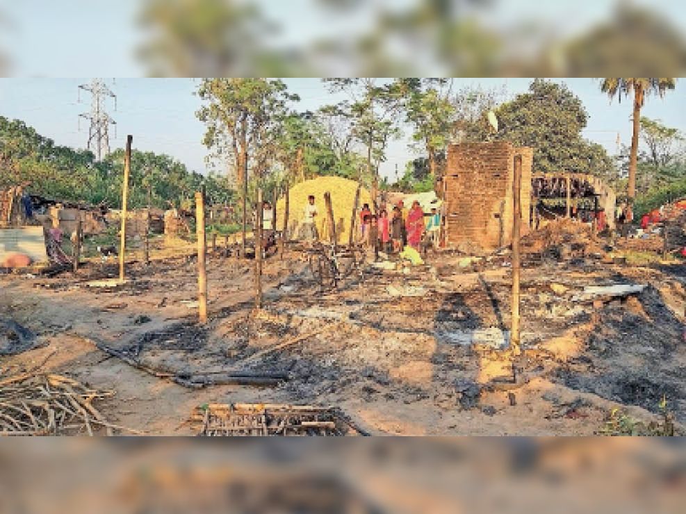 500 chicks and 5 ducks died due to burn in the accident, the foot of a ...