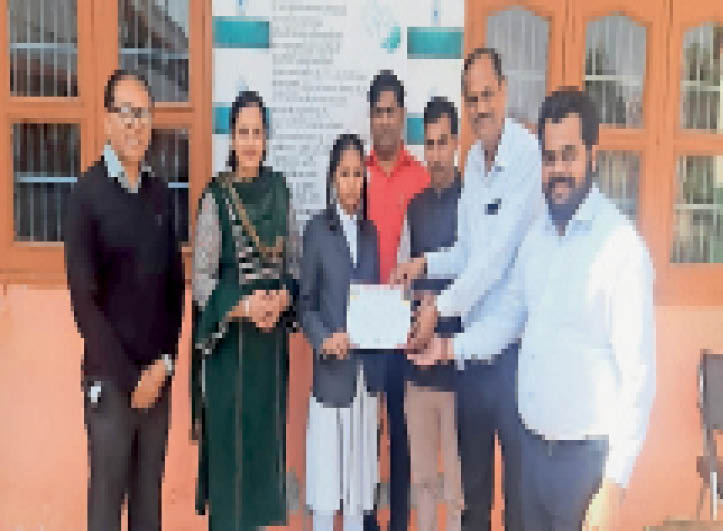 Know India, students were honored for topping the competition ...