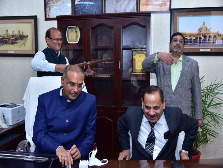 Lucknow - Prof Vinay Kumar Pathak takes charge as university VC - Come ...