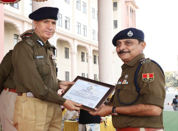 पीएचक्यू में डीजीपी ने अपने हाथों से वर्दी पर लगाई डिस्क, कोरोना काल ...