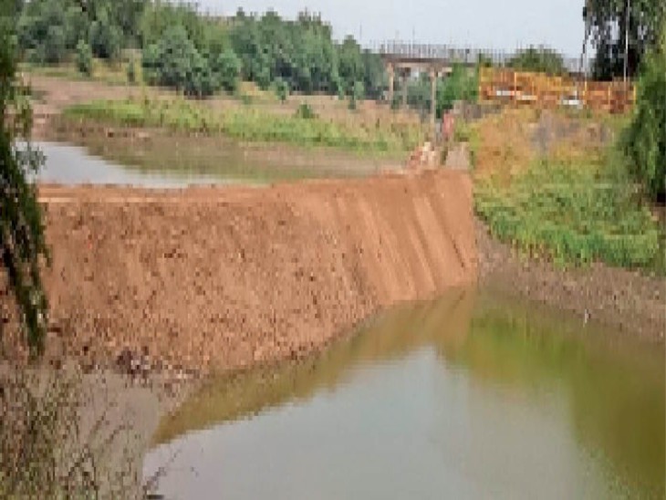 Soil dam ready, stopped dirty water by tying a sack even at stopdam ...