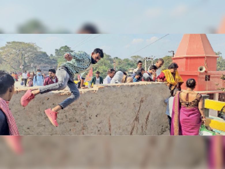 Broken bridge of Daha river has become a hindrance for drivers from JP ...