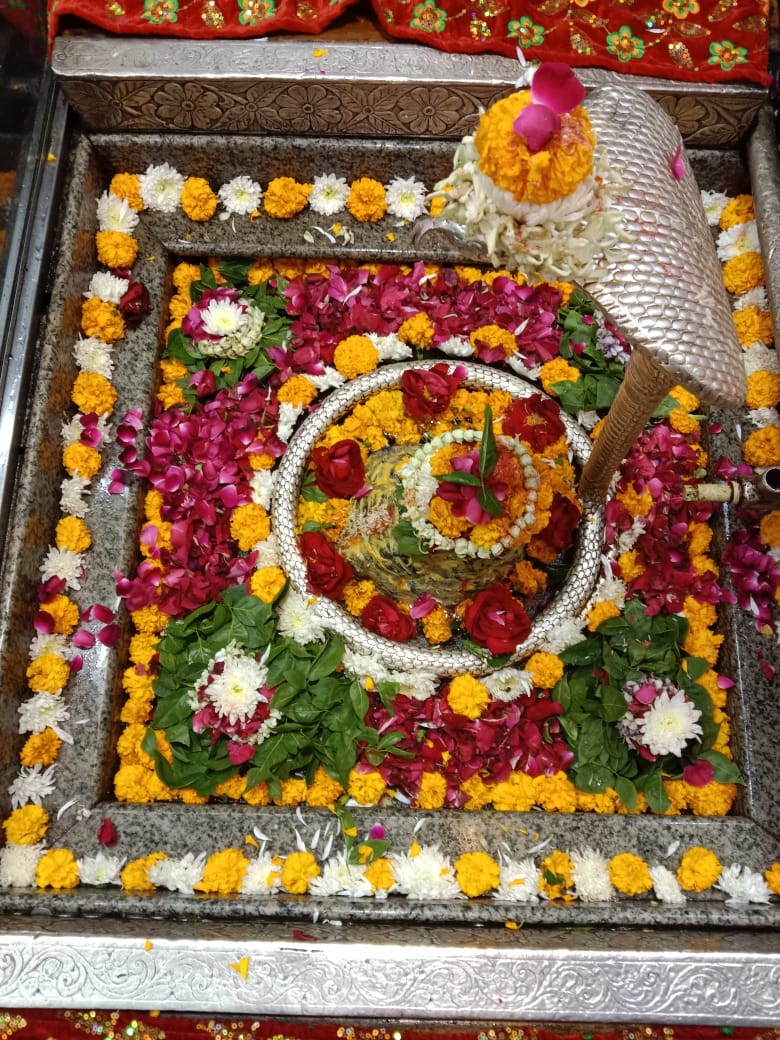 In Mangala Aarti, adorned with flowers and leaves | ओंकारेश्वर ...