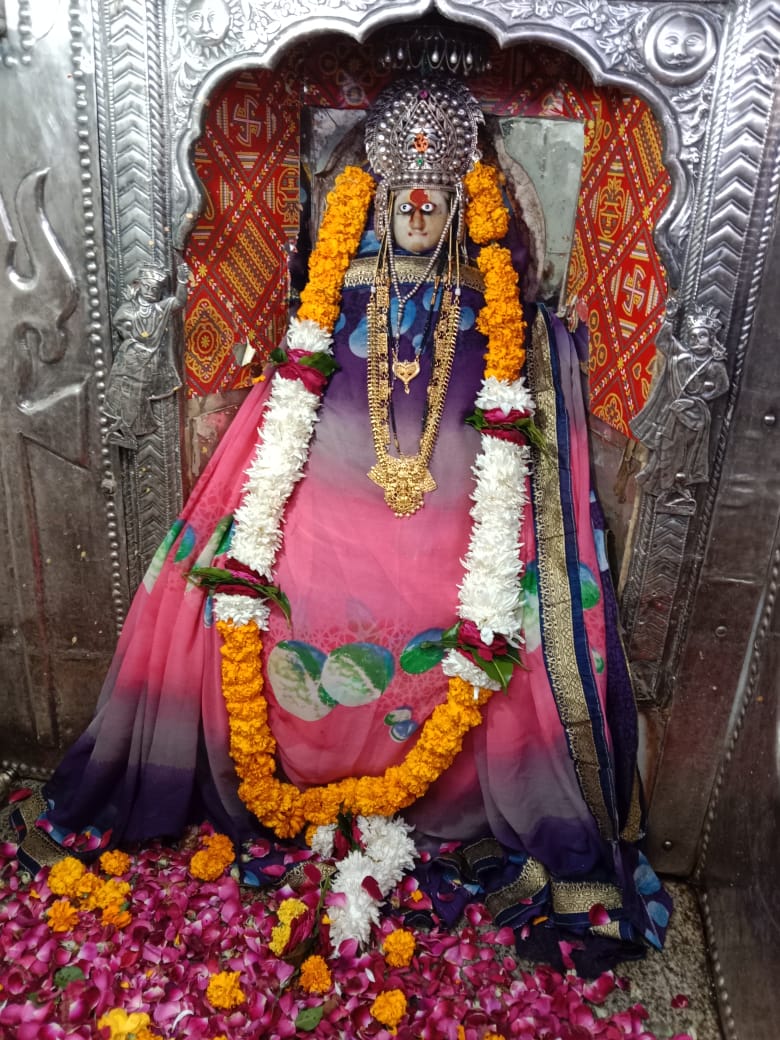 Onkar Maharaj adorned with attractive flowers, the number of devotees ...