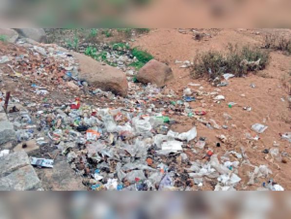 Not only in the city, now even in the villages, polythene waste is seen ...