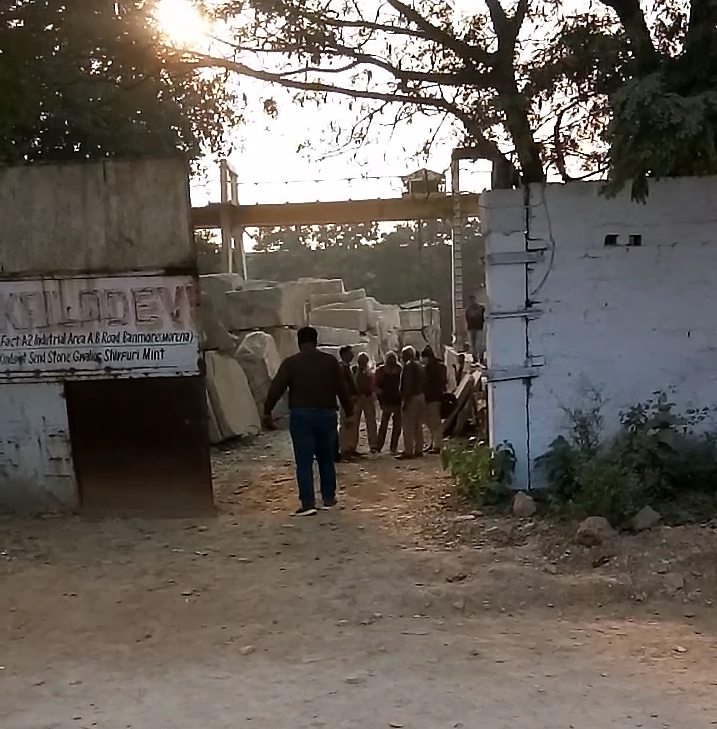 Illegal stone-laden tractor caught inside the factory on the spot, the ...