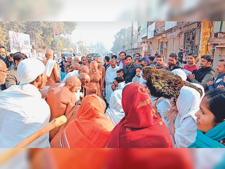 Mars entered Virag Sagar, devotees did foot wash | श्रद्घालुओं ने जैन ...