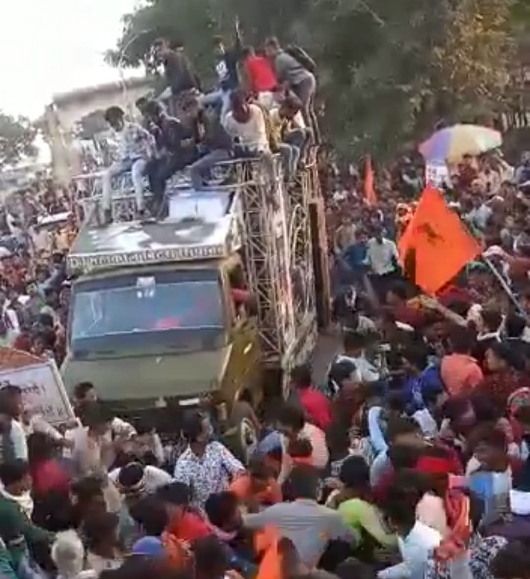 Due to brake failure near the Jam Savli temple complex of Sausar, the ...