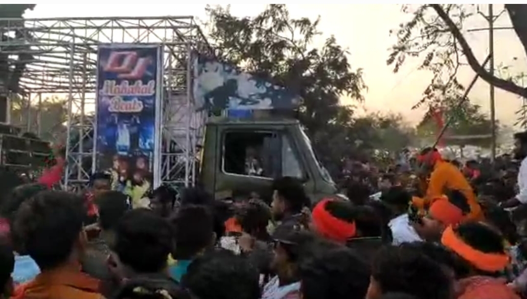 Due to brake failure near the Jam Savli temple complex of Sausar, the ...