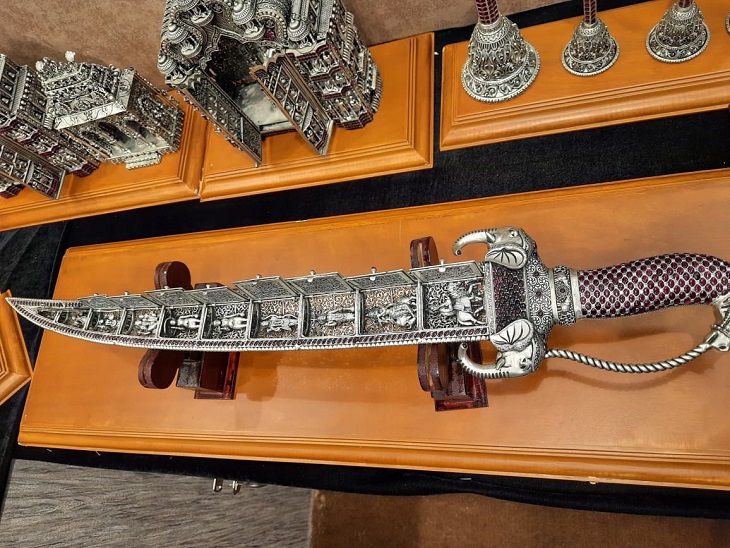 Crowd of visitors to see 10 windows sword, exact copy of Taj Mahal's ...