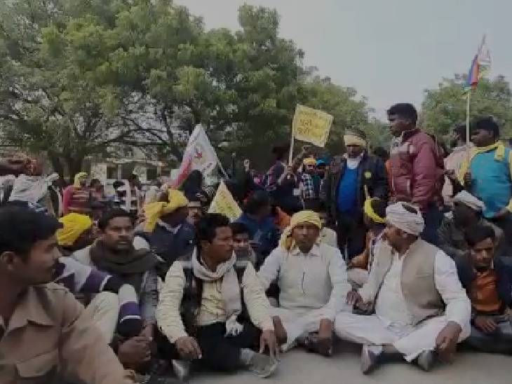 Gond caste demanded reservation certificate, surrounded the DM office ...