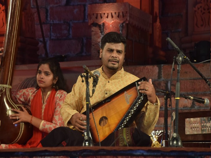 Mumbai-based singer Ramakant started singing with the raga 'Todi', the ...