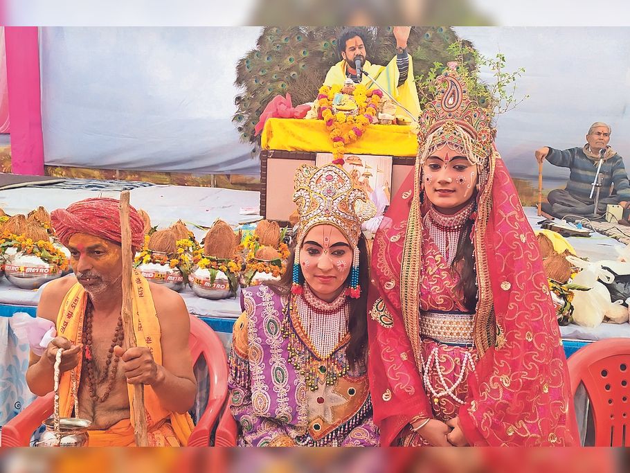 Narrated the story of Krishna-Sudama character, decorated the tableau ...