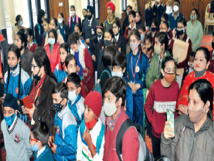 Anushka, Smriti and Vishal Pratham in painting | नेशनल पेंटिंग ...