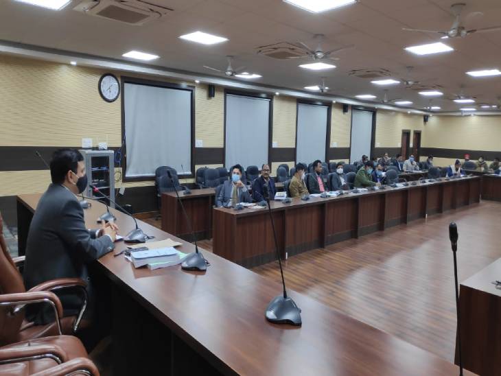 Varanasi- DM Kaushal Raj Sharma held a meeting, said- fulfill the ...