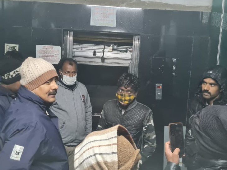 Arrived at Sagar station to go to Delhi, got stuck while going to the ...