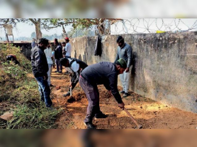 Casting of PCC road in Nari village of Kisco | ग्रामीणों ने किया ...