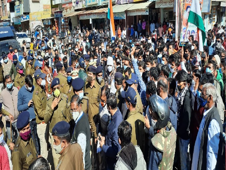 People of Suwasra came out on the streets shouting slogans against the ...