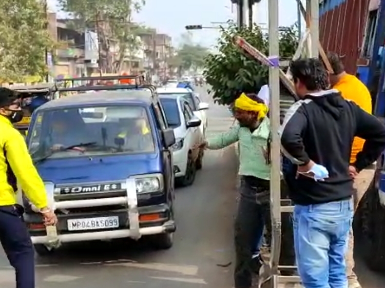 The car collided with the truck in Satna city, the driver was beaten up ...