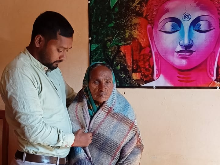 Social workers helped the needy, Vikram Maurya has been helping people in the Gram Panchayat ...