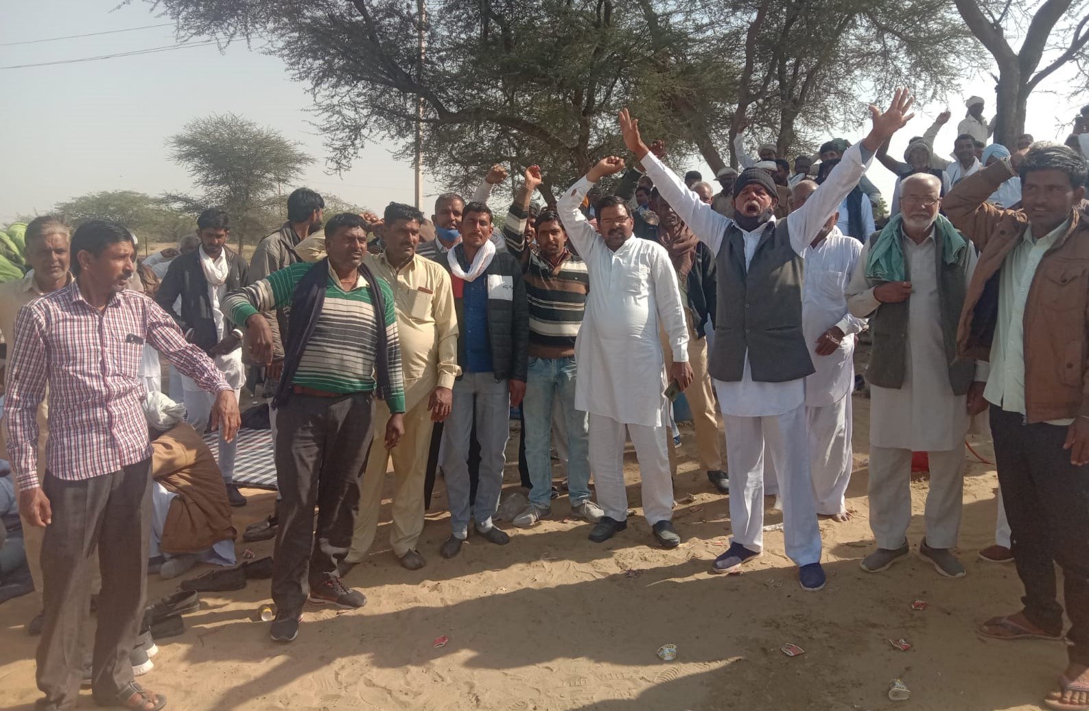 किसानों की चेतावनी, पानी नहीं मिला तो सुबह 6 बजे एईएन पर डालेंगे ठंडा ...