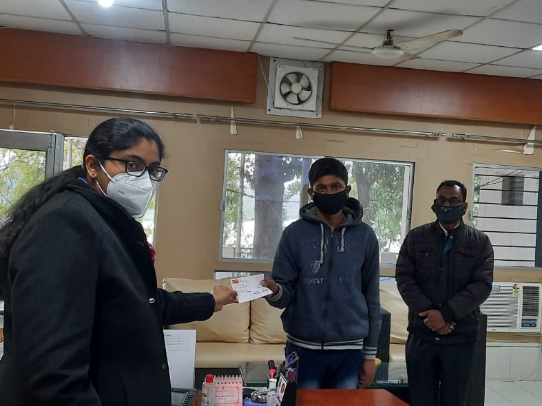 Mandla collector gave 15 thousand rupees to student for admission in ...