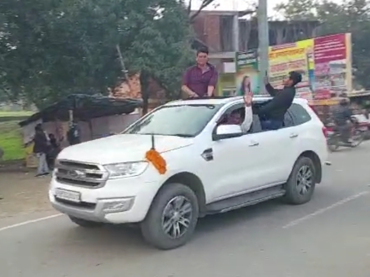 A convoy of vehicles ran at high speed on the congested road ...