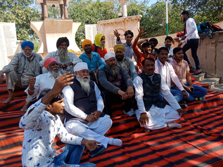 In Alwar, people of all society are agitating at the martyr's memorial ...