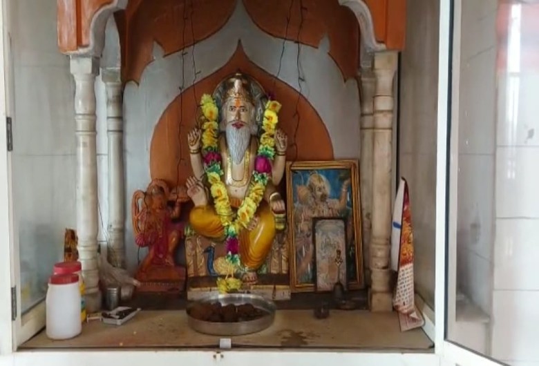 Vishwakarma temple was demolished; In front of the idol of God kept ...