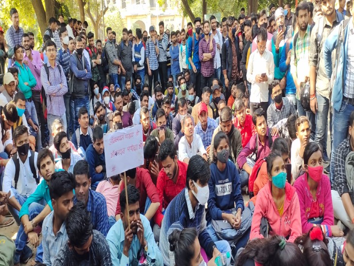 Students protest in AU for online exam, Students sitting on dharna at ...