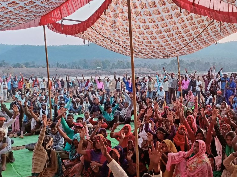 The people of two districts staged a sit-in, demanding that the dam ...
