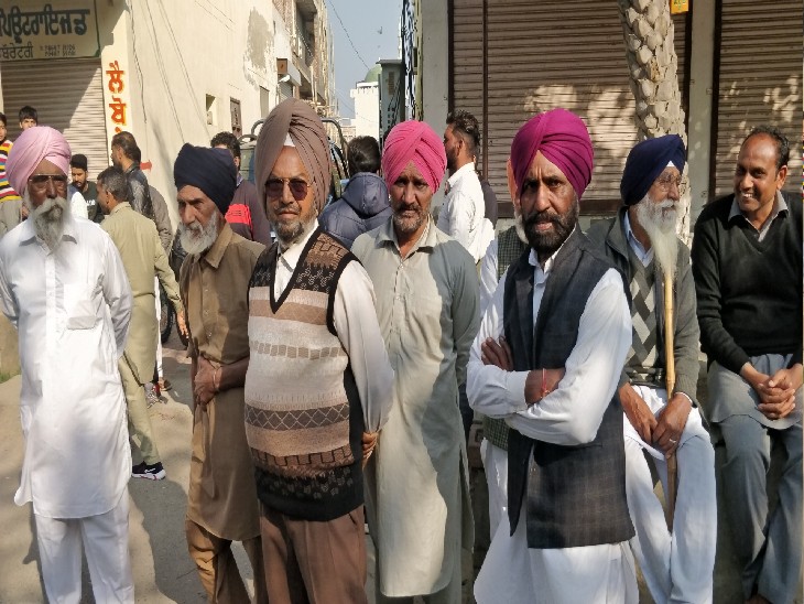 Badal cast his vote with family; Sukhbir said at the camp, the code of ...