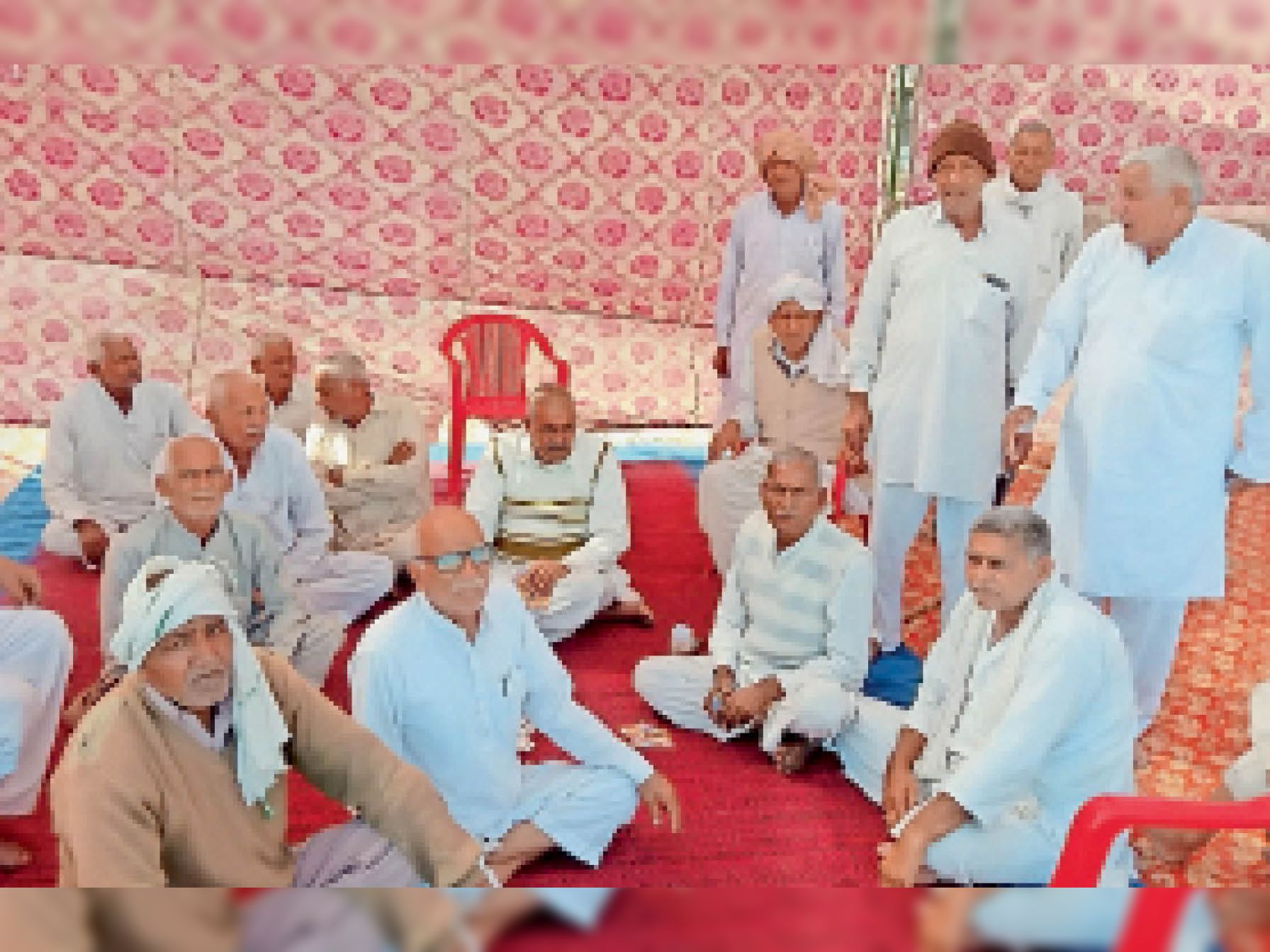 Villagers of Kurad sitting on dharna regarding underpass | धरना ...