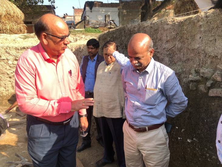 Prof., who came to Varanasi to excavate Rakhigarhi. Say Vasant Shinde ...