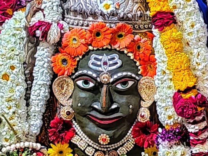 For the safe return of Indians, the priests of Mahakal temple did small ...