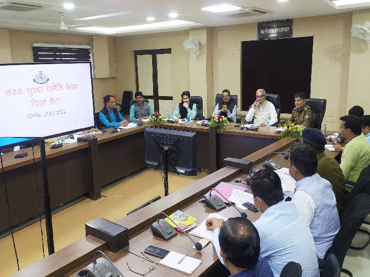 Road Safety Committee meeting held at Rewa Collectorate | सड़क सुरक्षा ...