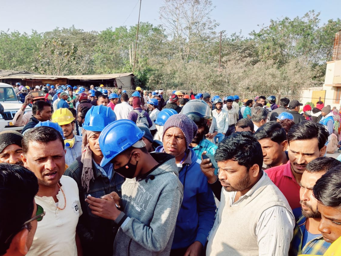 Strike in Prism Cement in Satna, workers sitting on the road with ...