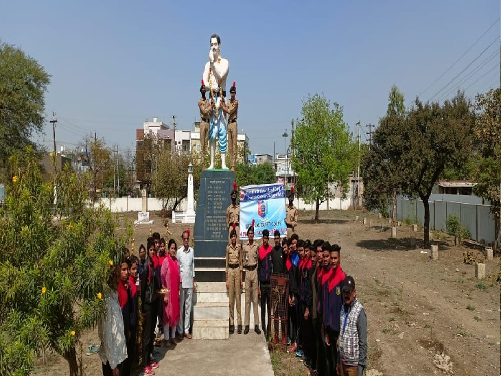 People paid tribute to Azad at Aanwari Road temple, Azad stayed in this ...